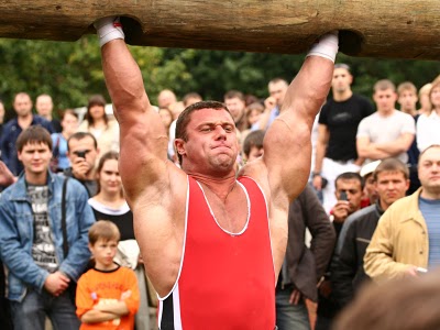 world bodybuilders pictures: mighty bodybuilder is lifting a very big ...