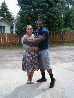 world bodybuilders pictures: alvin small boybuilder with family friends