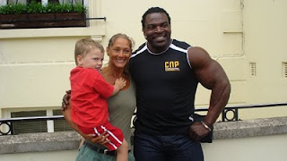 world bodybuilders pictures: alvin small boybuilder with family friends
