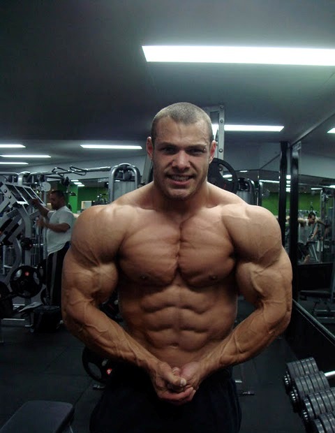 world bodybuilders pictures: bodybuilder aled barry posing in fitness club