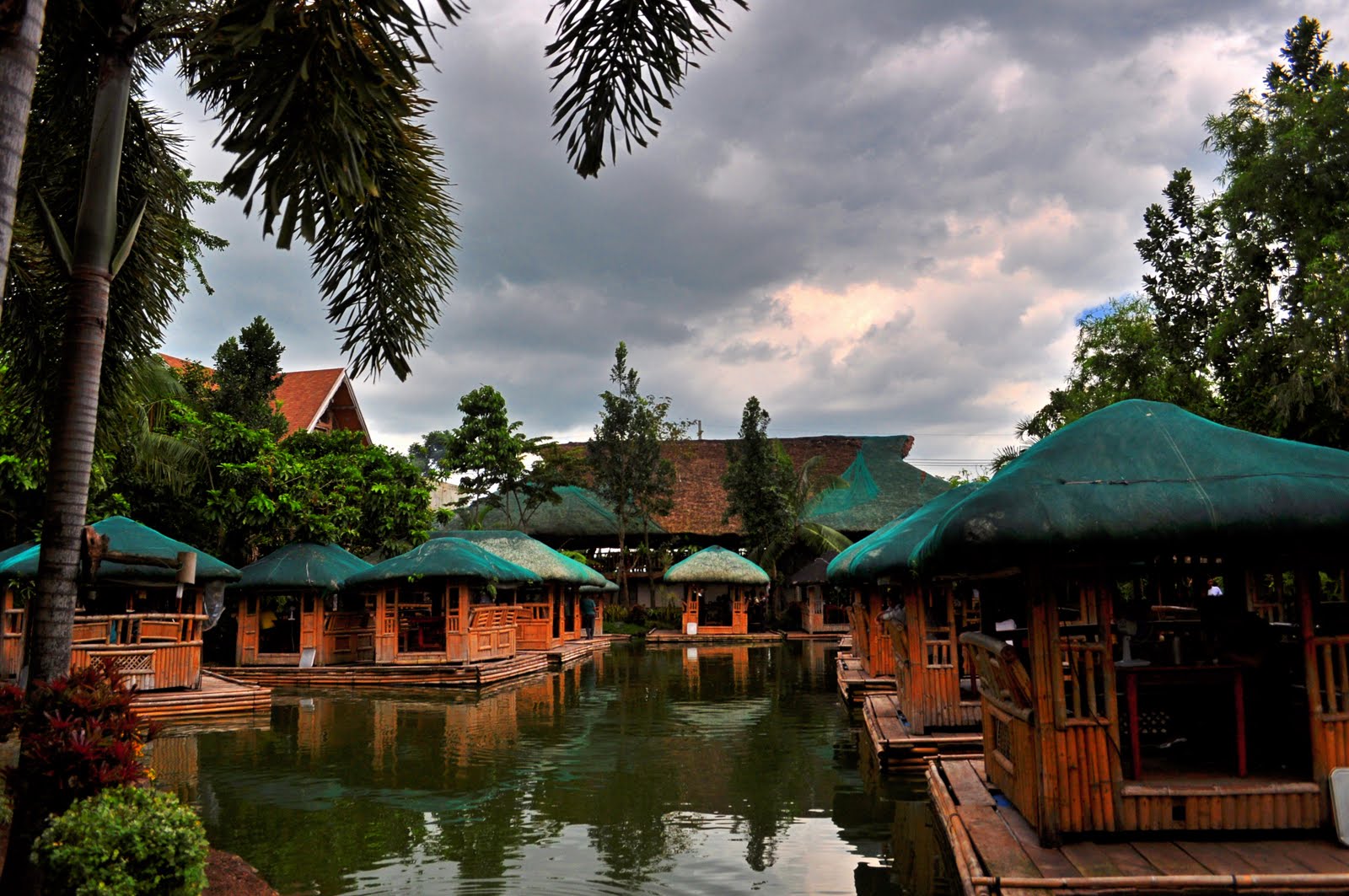 Different Blend of Experiences: Kamayan sa Palaisdaan