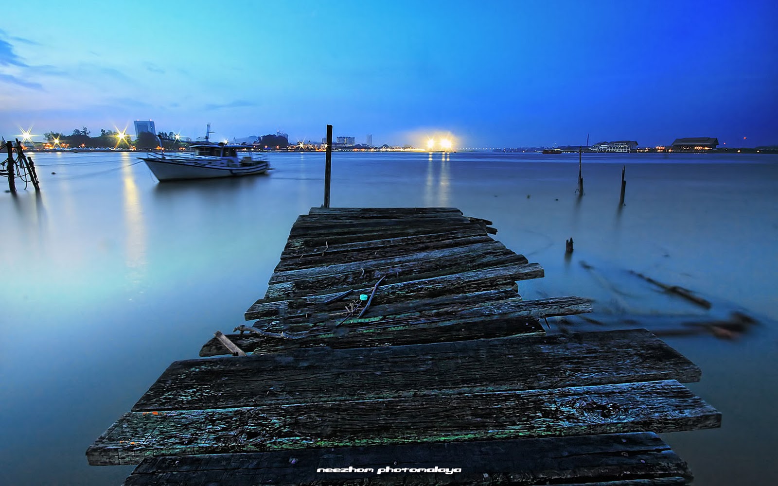 Jeti dan jambatan kayu klasik dan usang di Terengganu ~ Neezhom