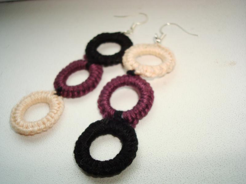 Blog de lucru manual: Cercei din ata colorata