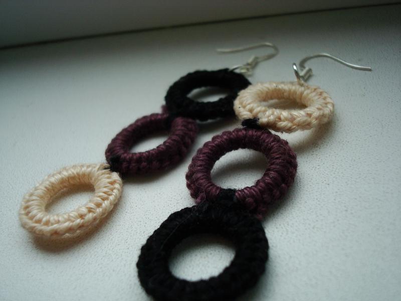 Blog de lucru manual: Cercei din ata colorata