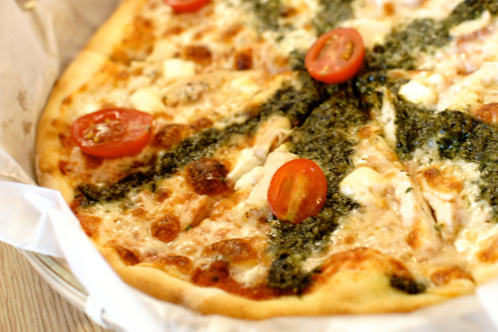 a hungry girl's guide to taipei: pizza: i strongly recommend MARYJANE PIZZA