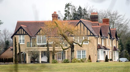 2Wall (go to wallxpresso.com): Singer Cheryl Cole has New House