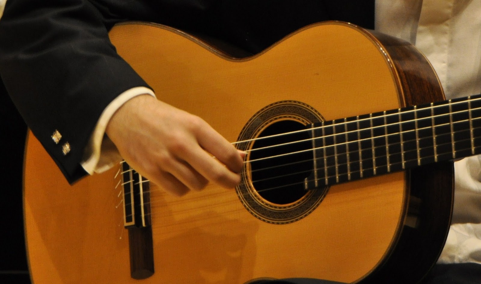 Eduardo Inestal ( Guitarrista ): LA GUITARRA, ORQUESTA EN MINIATURA