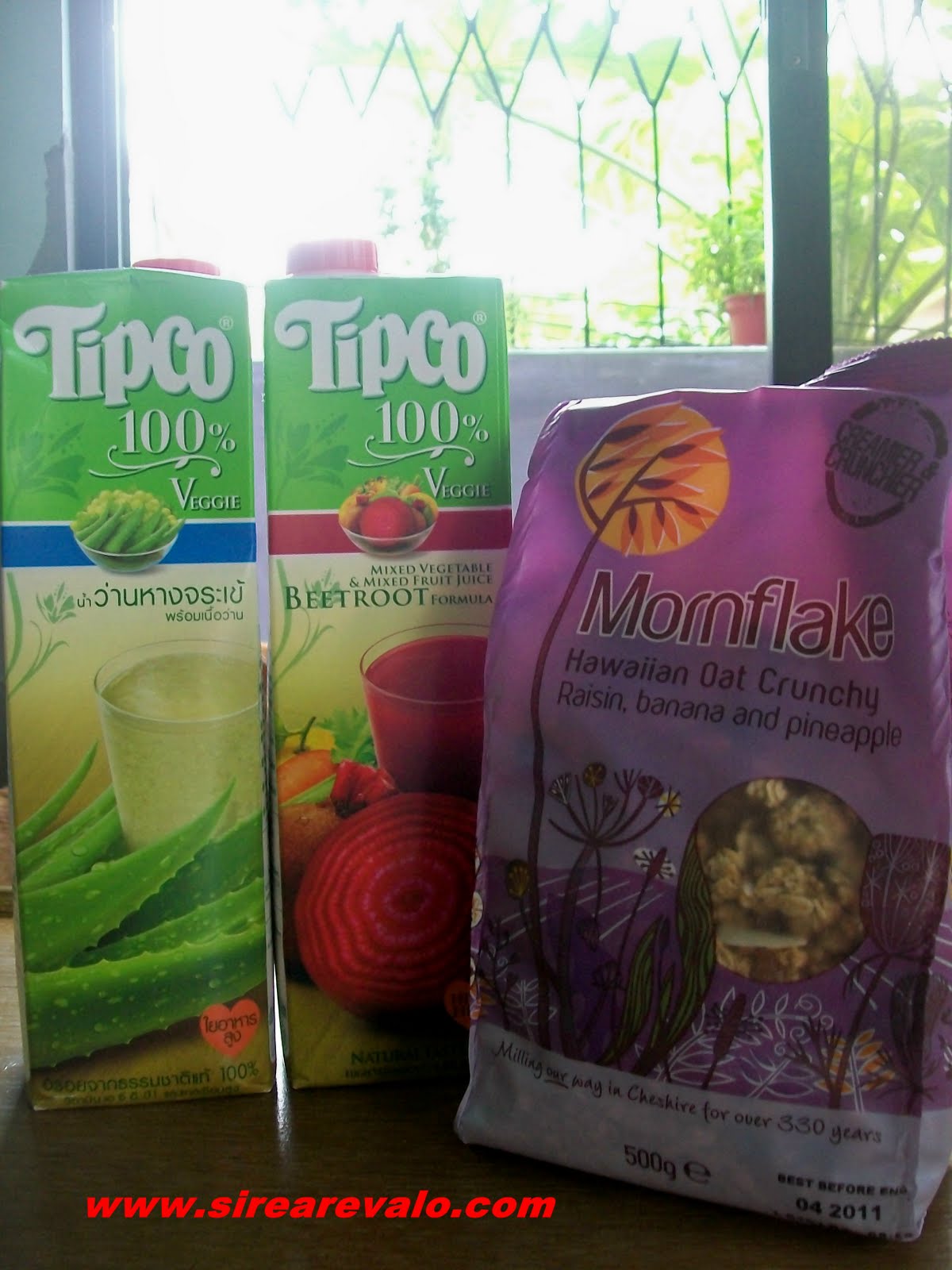 Munch and Gulps: Tipco Juice Drink and Mornflakes
