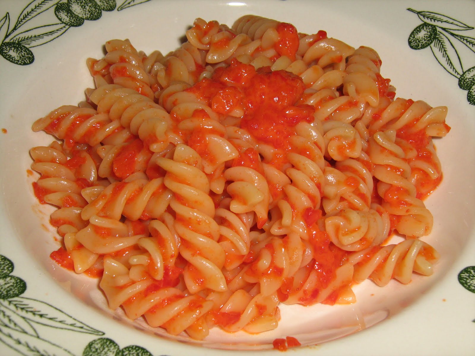 Primi: Fusilli con salsa ai peperoni