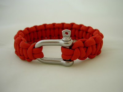 Paracord: Paracord bracelet - secured by a shackle