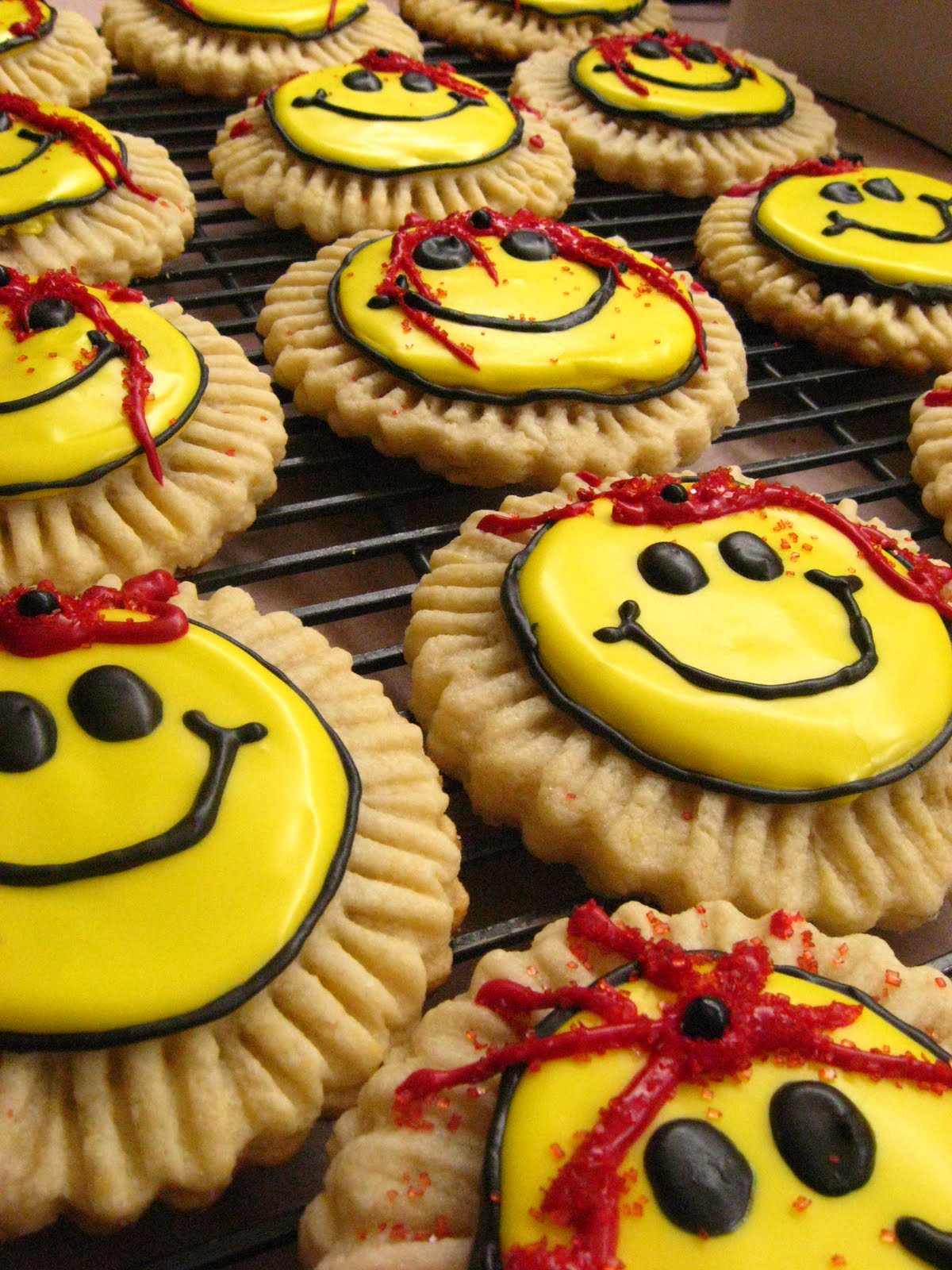 MandiCrocker: IT'S IPOD'S BIRTHDAY!!!: Bleeding Happy Face Cookies