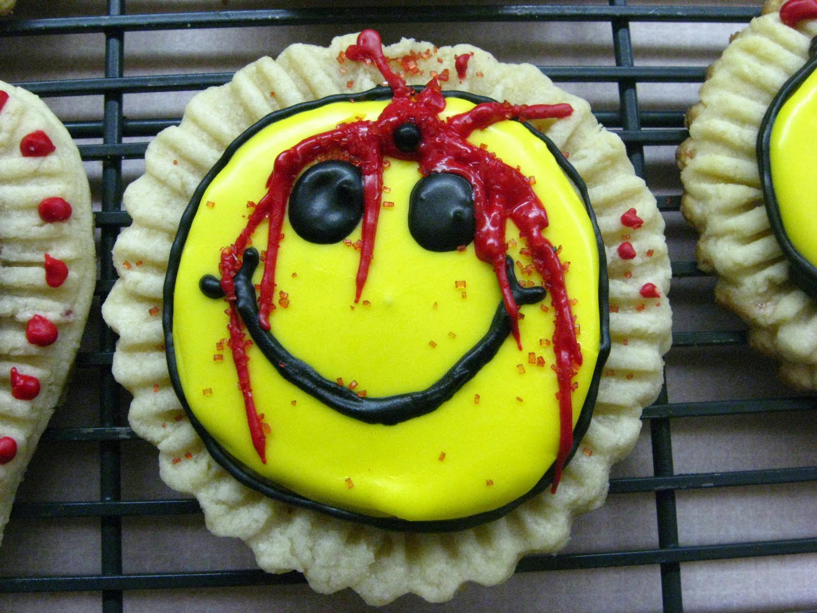 MandiCrocker: IT'S IPOD'S BIRTHDAY!!!: Bleeding Happy Face Cookies