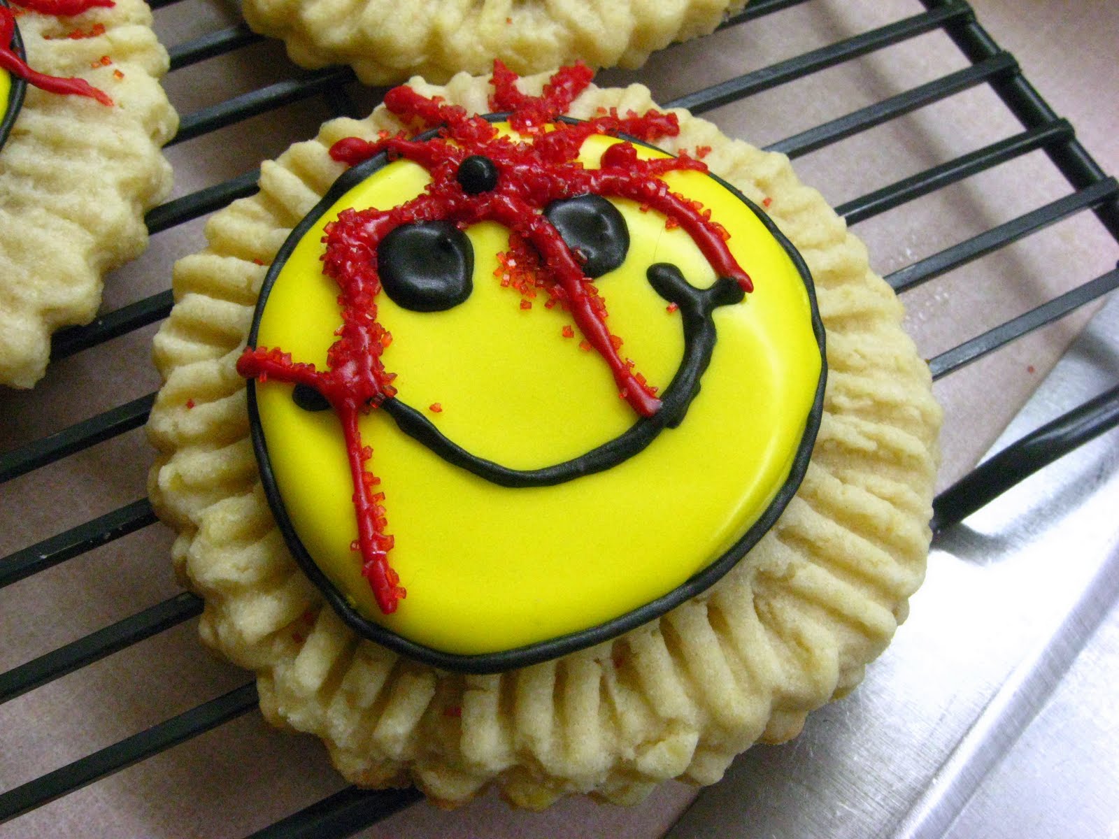 MandiCrocker: IT'S IPOD'S BIRTHDAY!!!: Bleeding Happy Face Cookies