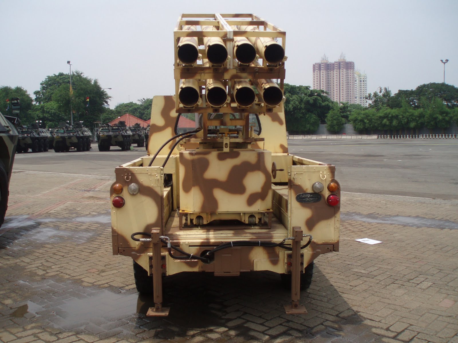 Berita HanKam: Peluncur Roket R-Han 122