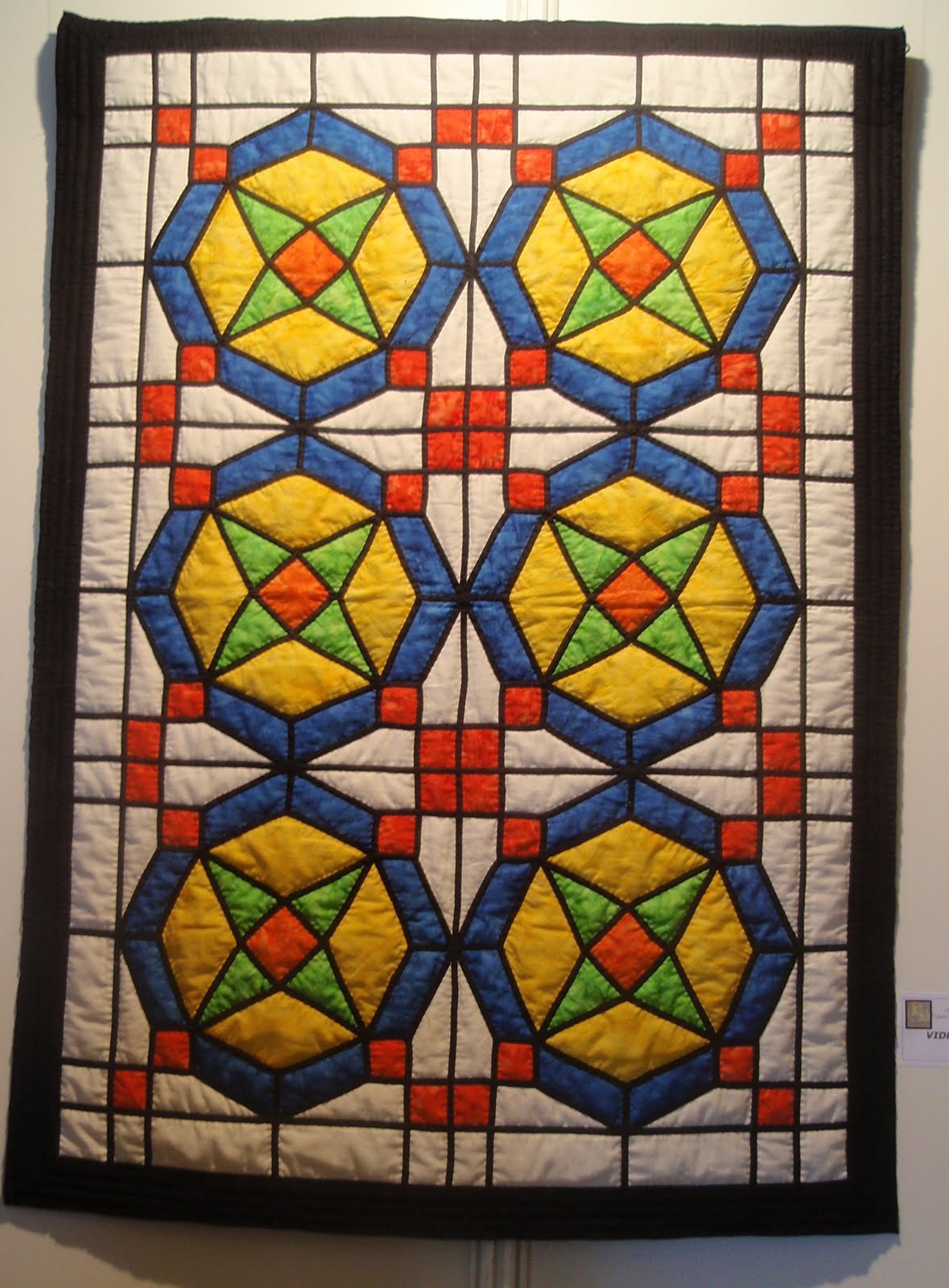 LOS ANGELES DE PATCHWORK. .,.,.,., MARI CARMEN y MARÍA JESUS: VIDRIERA DE COLORES