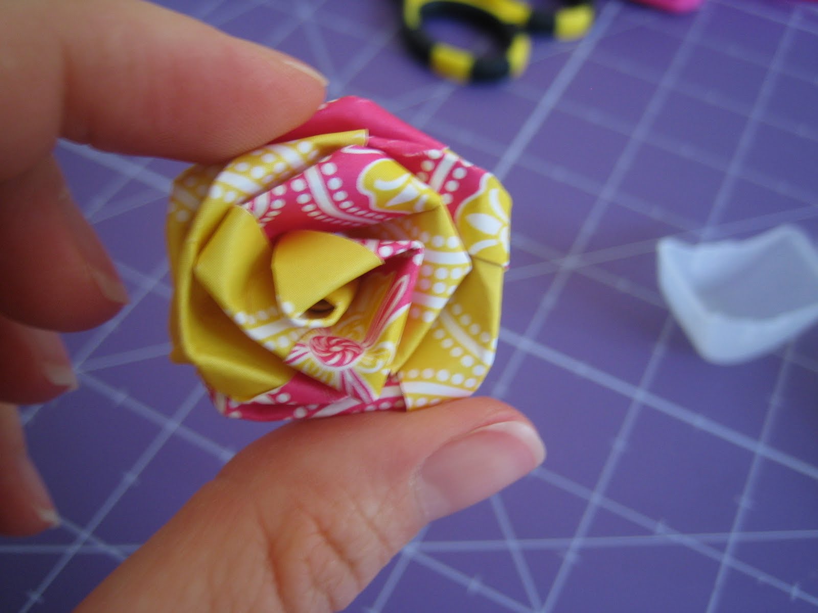 LO and Read: Folded rose tutorial
