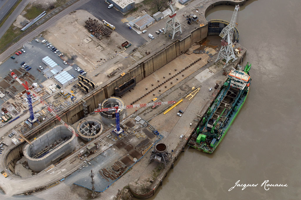 Bordeaux Photo Aérienne -------- La France vue du ciel: Cela drague dur ...
