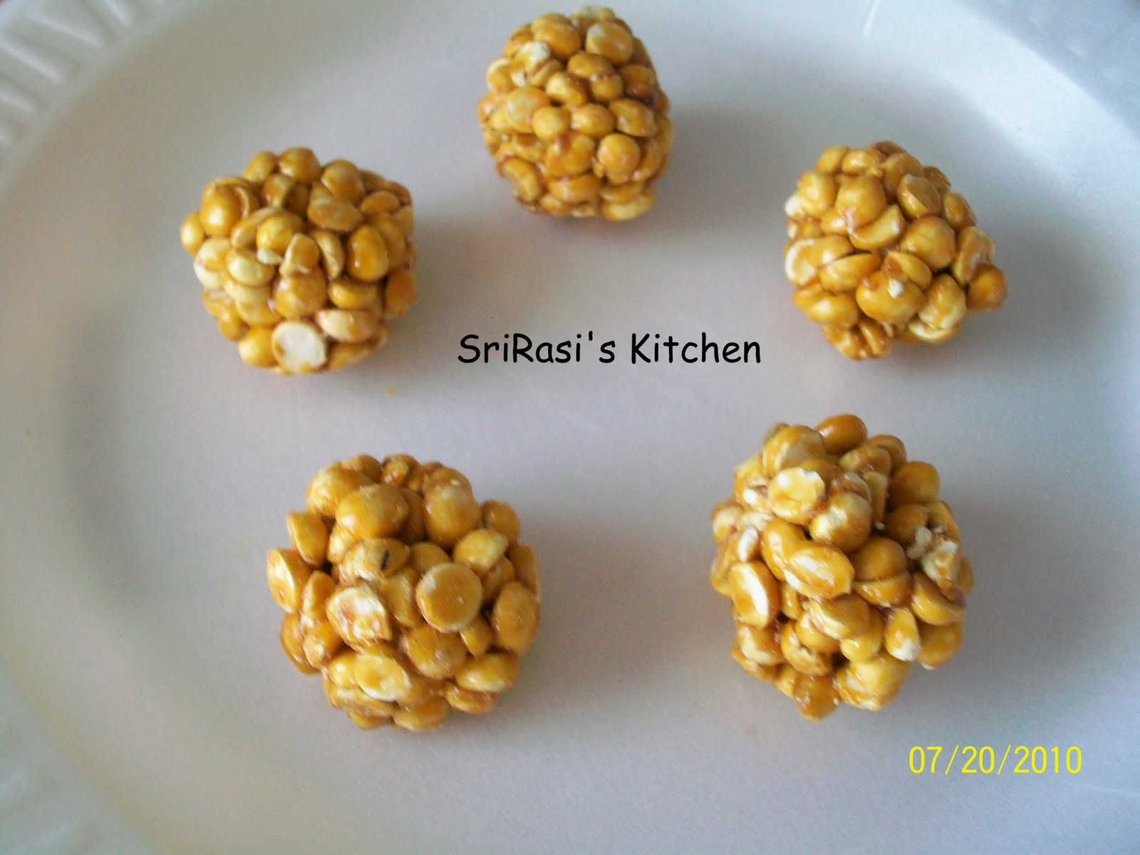 SriRasi's Kitchen: pottu kadalai urundai