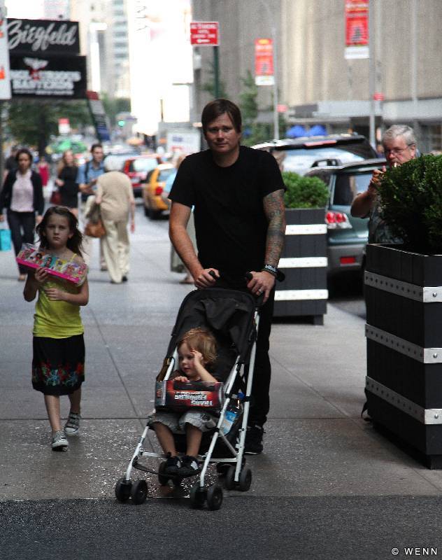 MY OBSESSION - TOM DELONGE: Tom passeando com os filhos