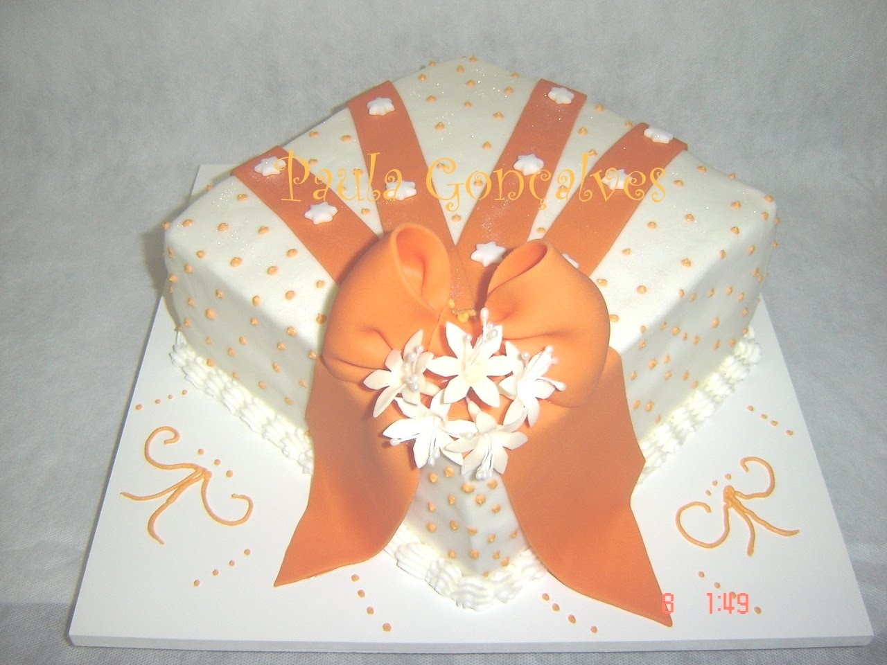 Paula Gonçalves: BOLO COM LAÇO LARANJA