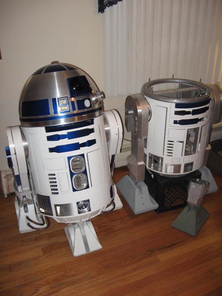 Paul's Second R2-D2 Build: Test fitting the skins, legs...and then ...