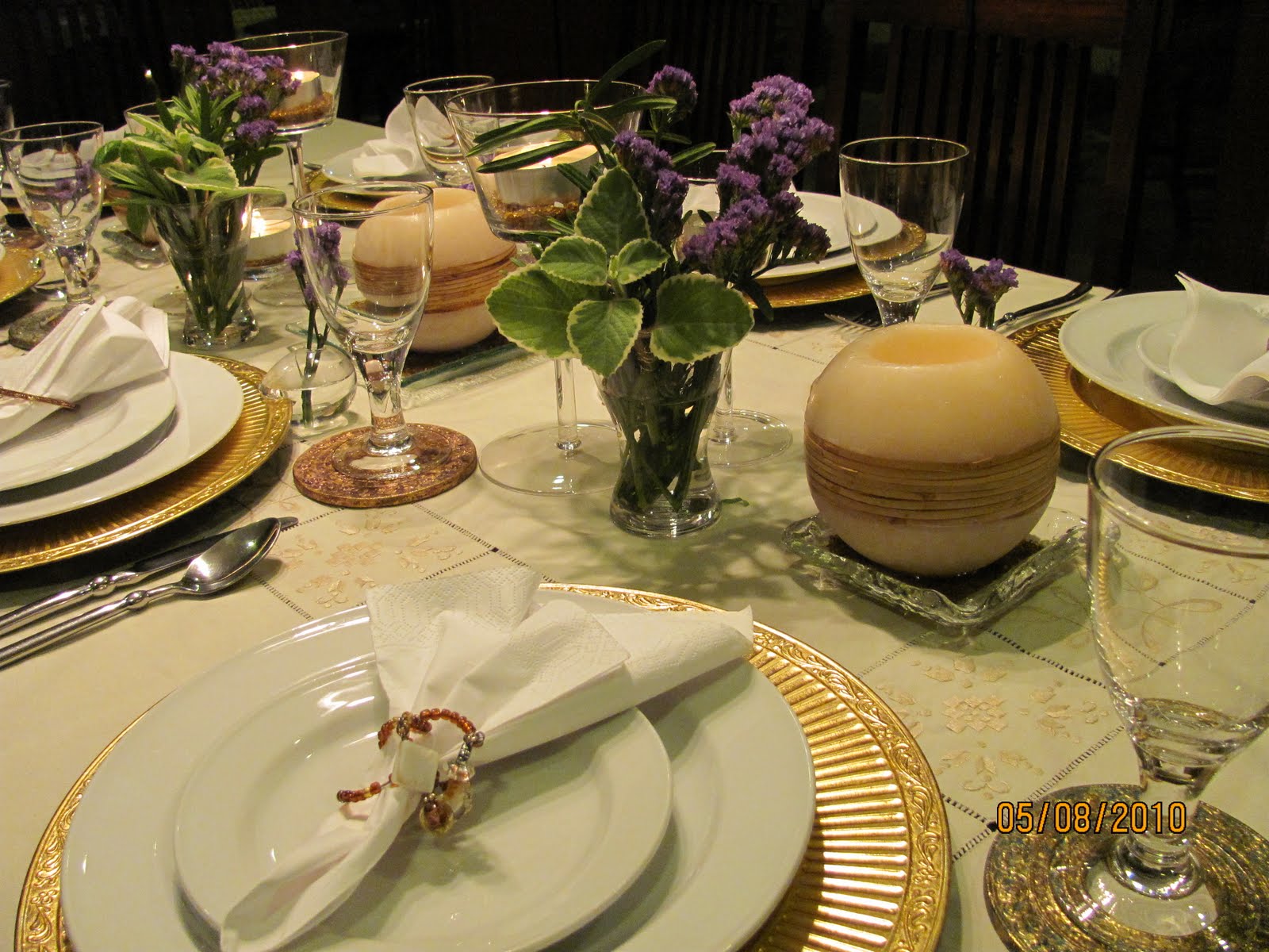 40 and beyond ...: Tablescape: Simple & Elegant