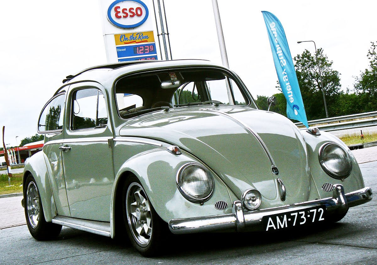 Your daily car fix: Nice stanced '59 ragtop Beetle