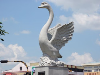 Borneotip: Swan Statues at Sibu