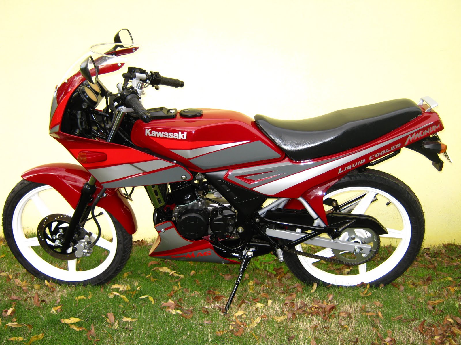 pintores de motos: "KAWASAKI AR 80 MAGNUM"ARMADA POR "FA MOTOS DE SAUCE"