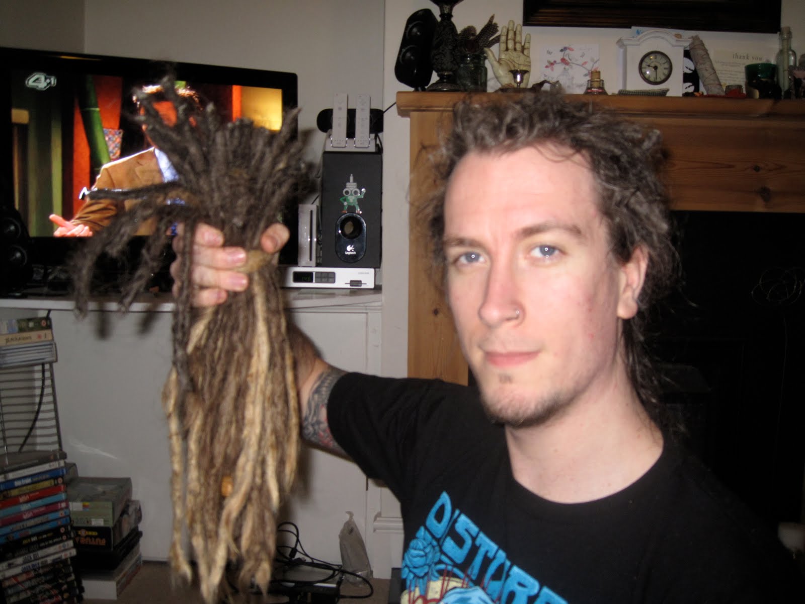 lizzie_fitz: cutting the dreads off...