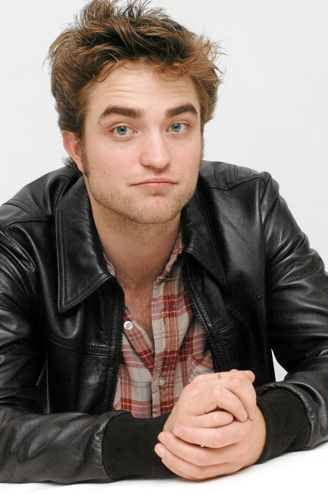 Robert Pattinson News: Robert Pattinson At 'New Moon' Press Conference ...