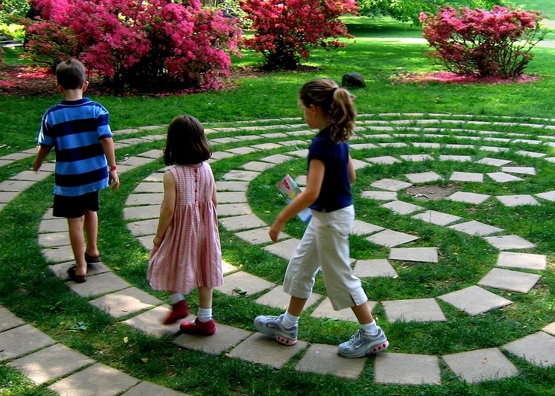 Pin by Jenny Campos on paisagismo in 2020 | Labyrinth garden, Gardening ...