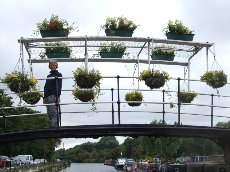 Halfie: Carthagena Lock and its amazing floral bridge