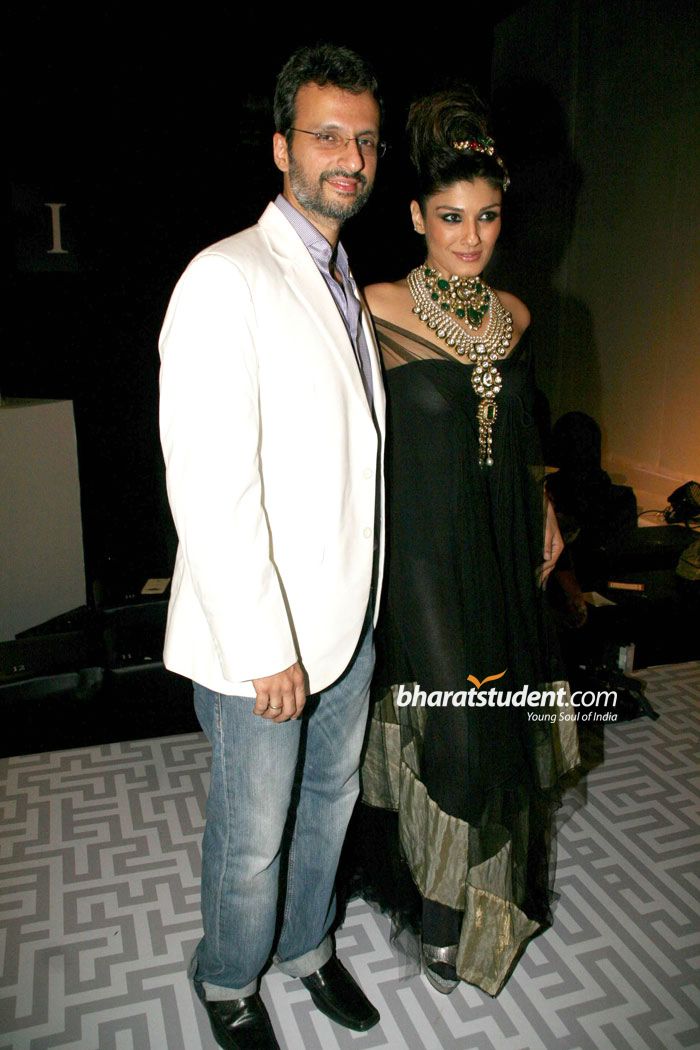 Wallpaper World: Raveena Tandon walks with Black outfit and Jewellery ...