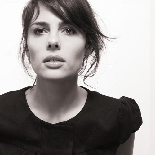 Poliglotanalfabeto: Nouvelle Chanson Française- Loane