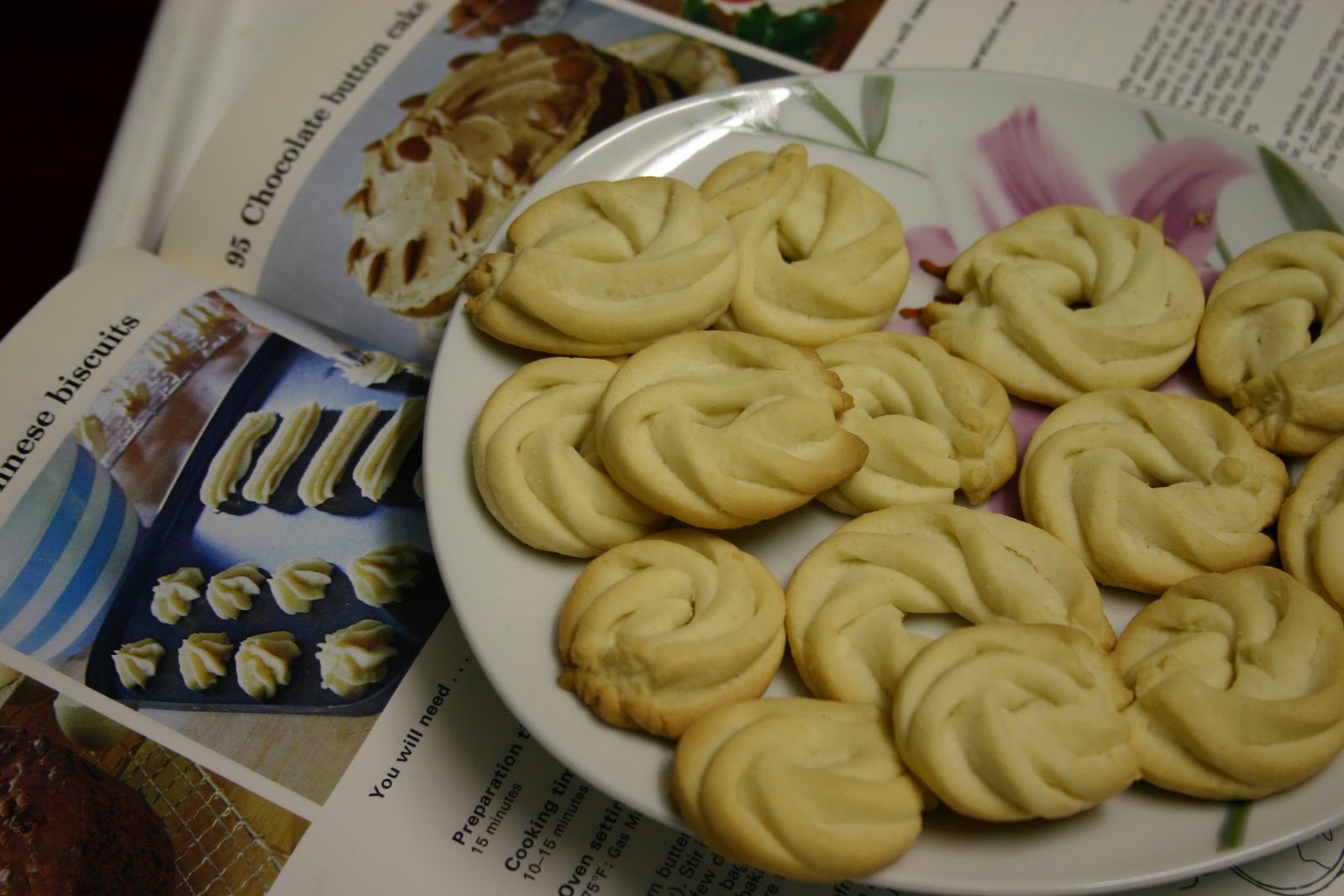 Sumi's Kitchen: Viennese Shortbreads/Biscuits with chocolate ...