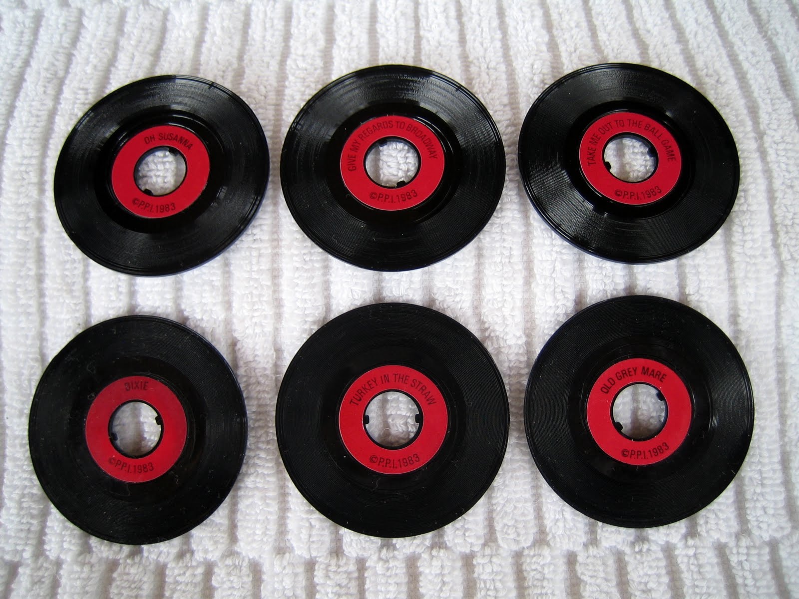 Miniature Old Fashioned Victrola