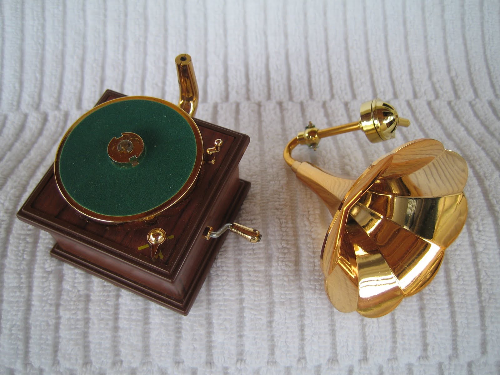 Miniature Old Fashioned Victrola: Miniature Old Fashioned Victrola ...