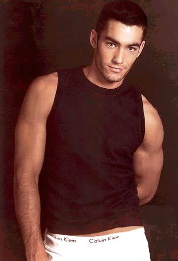 Modelos Latinos: Aarón Díaz