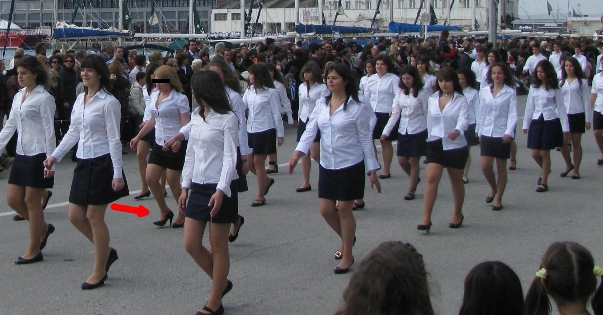 XAIRETE: 10ποντο τακούνι εκδικείται μαθήτρια στην Παρέλαση