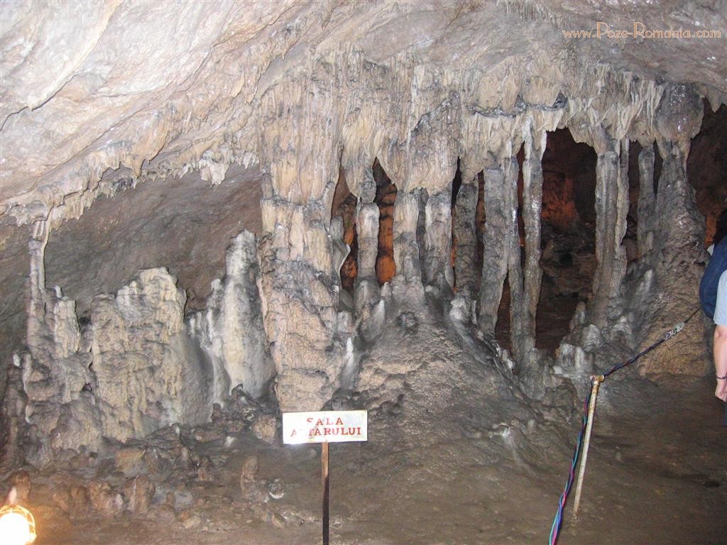 Comorile Romaniei:Pestera Muierii