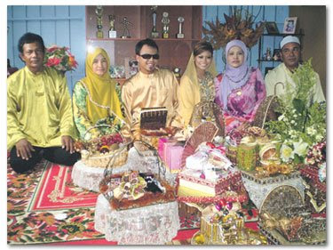 PutraPg76: GAMBAR PERTUNANGAN ALONG RAJA LAWAK & ZILA AF4