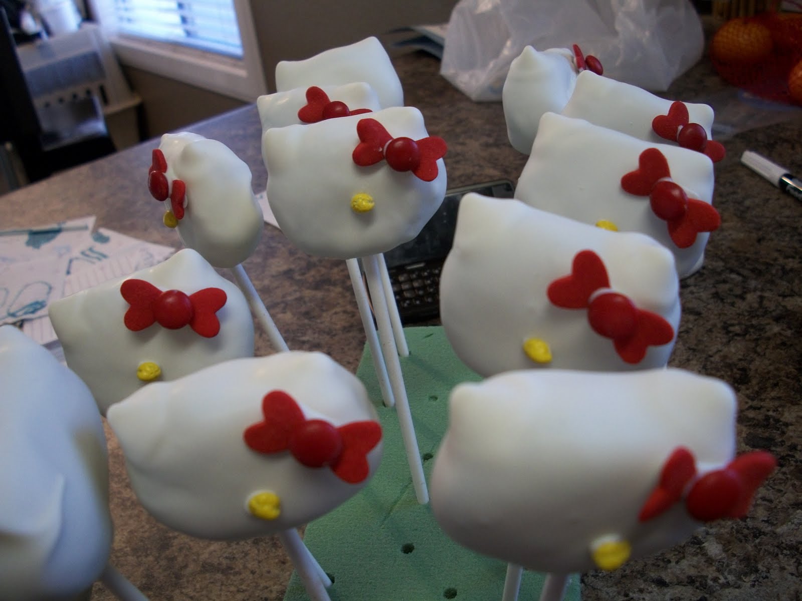Kinna's Kreations!: Hello Kitty Pops!