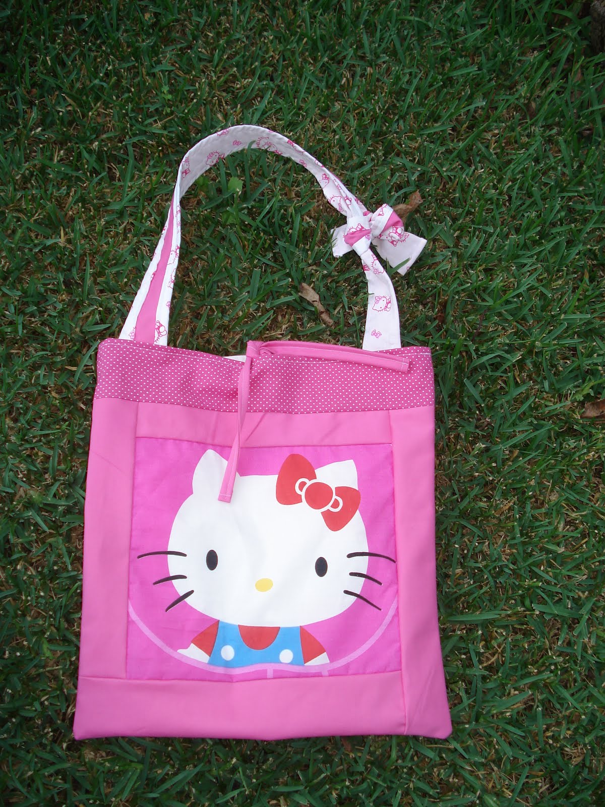 Cantinho das almofadas decorativas: Mala Hello Kitty rosa escuro