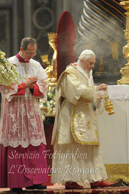 What do Bishops wear under the chasuble when celebrating the TLM? : r ...