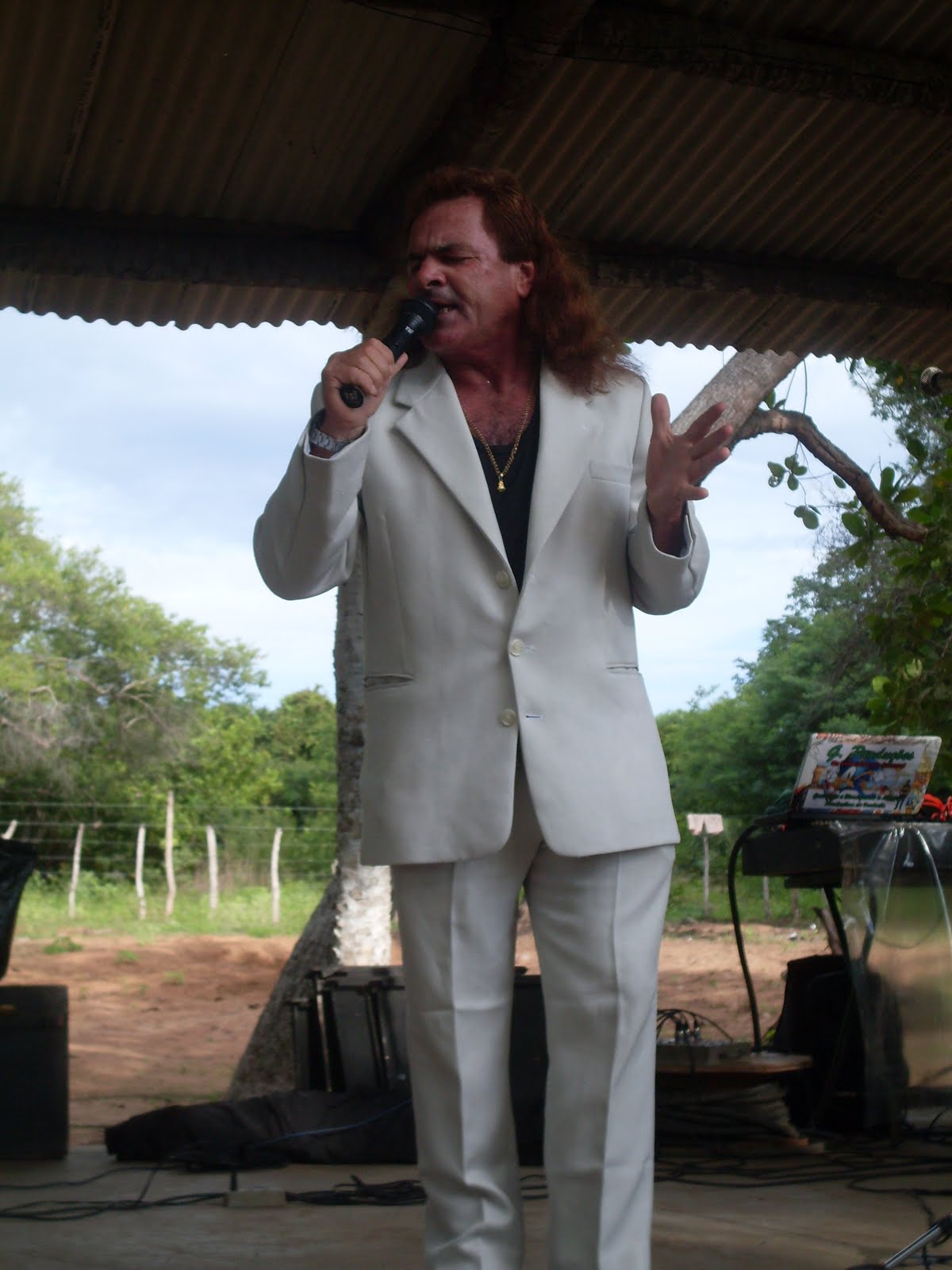 COCAL NOTÍCIAS: O CANTOR CARLOS ANDRÉ FEZ A GALERA CANTAR E DANÇAR