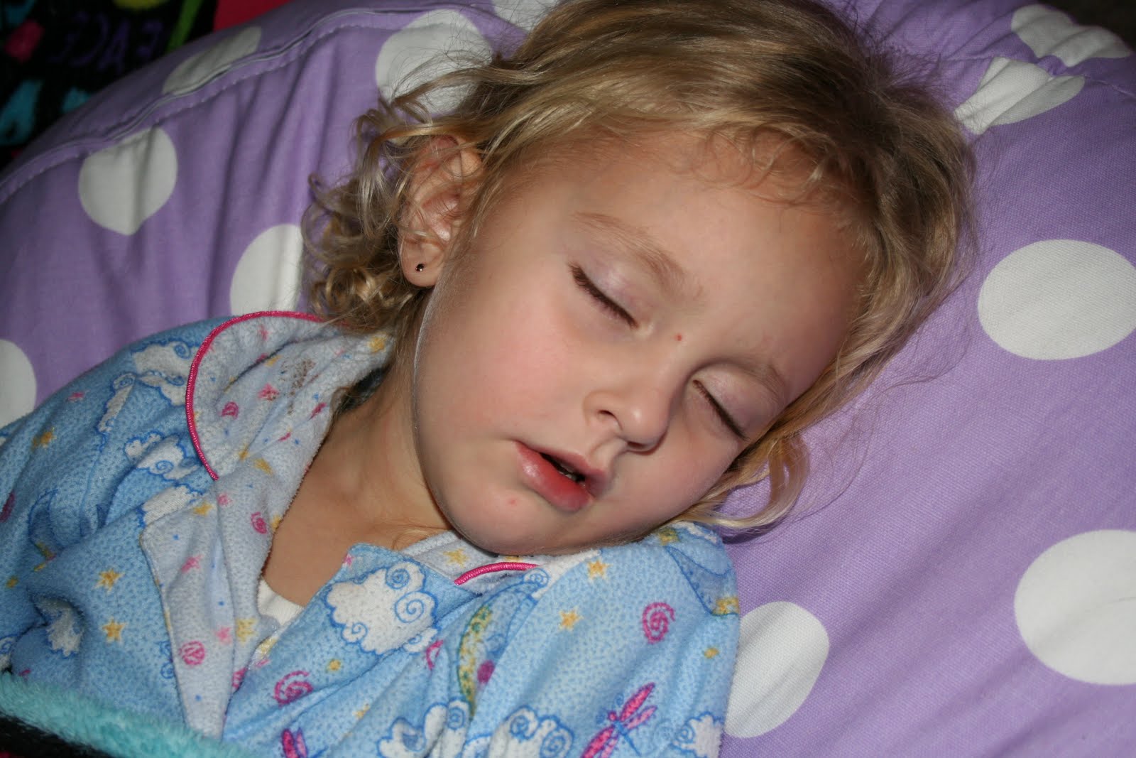 the-mooney-family-sleeping-girls