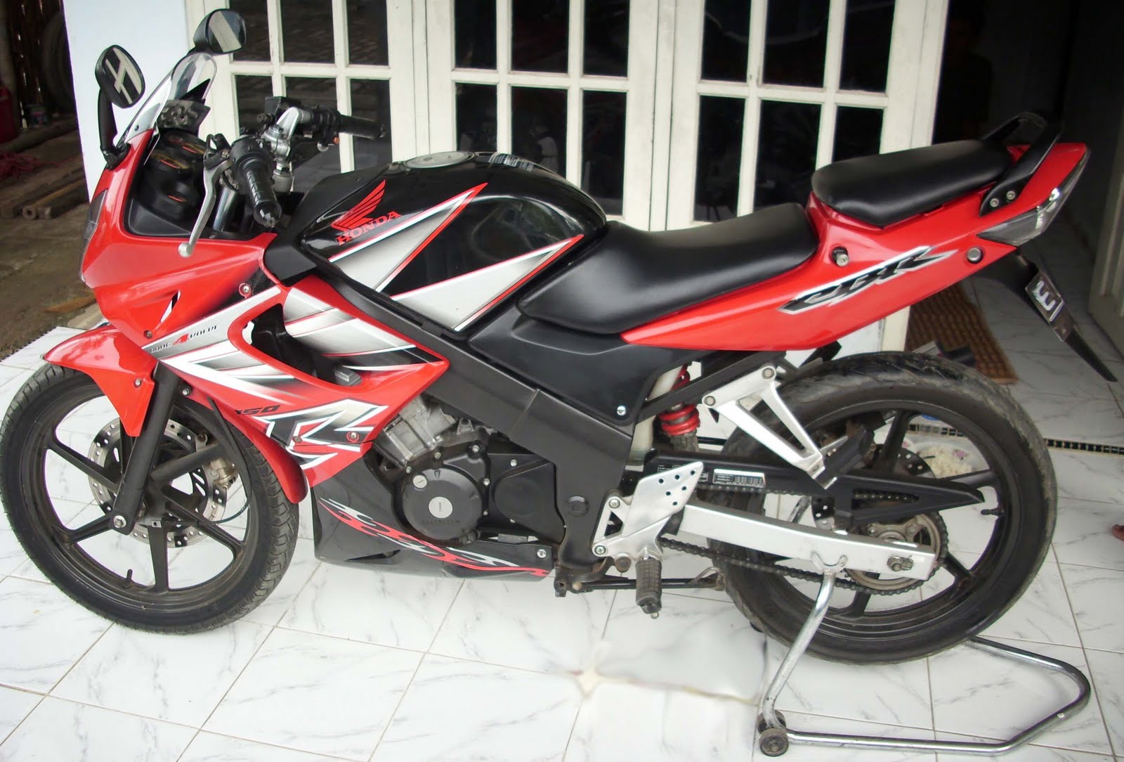 in Lo5aR@nK-dErmAyOu: Minerva R150SE Versus Honda CBR 150R