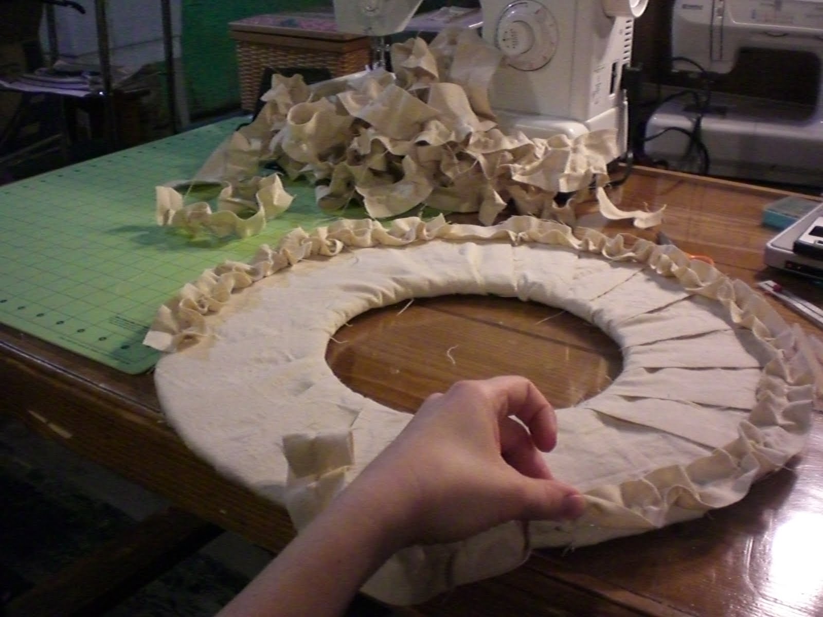 Sunshine Mama: Ruffle Wreath: a tutorial
