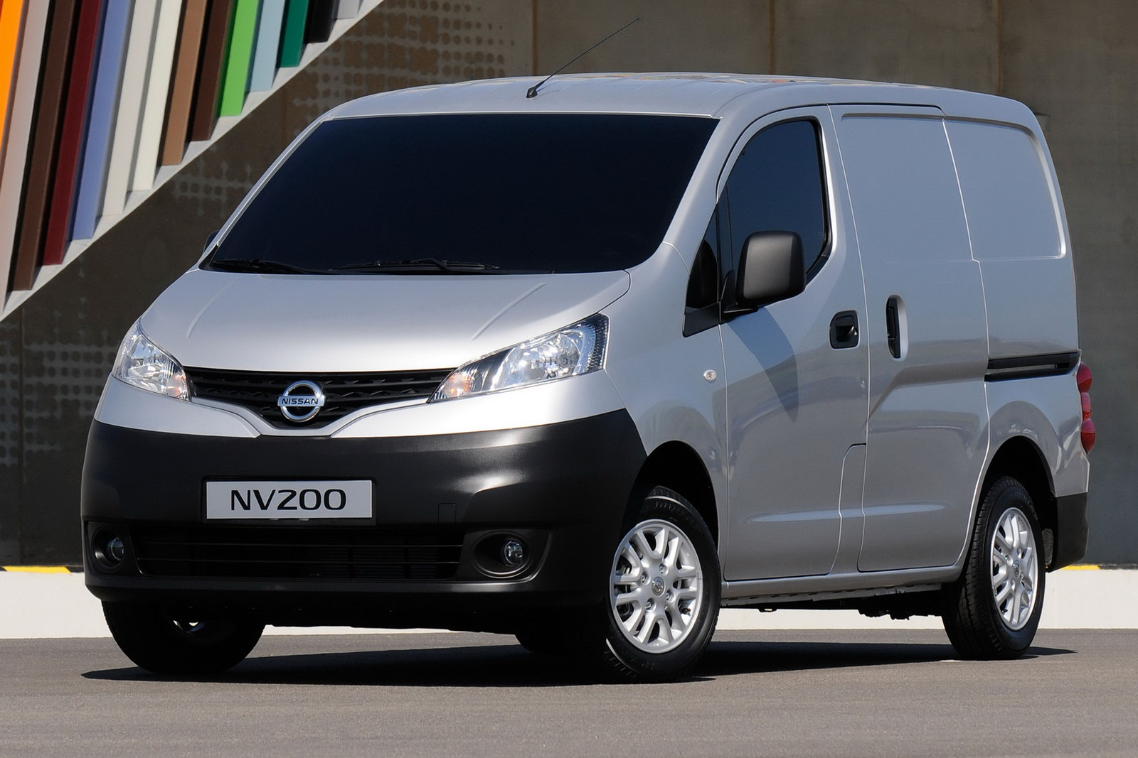 Car Images 2011 Collection: Car pictures of Nissan NV200